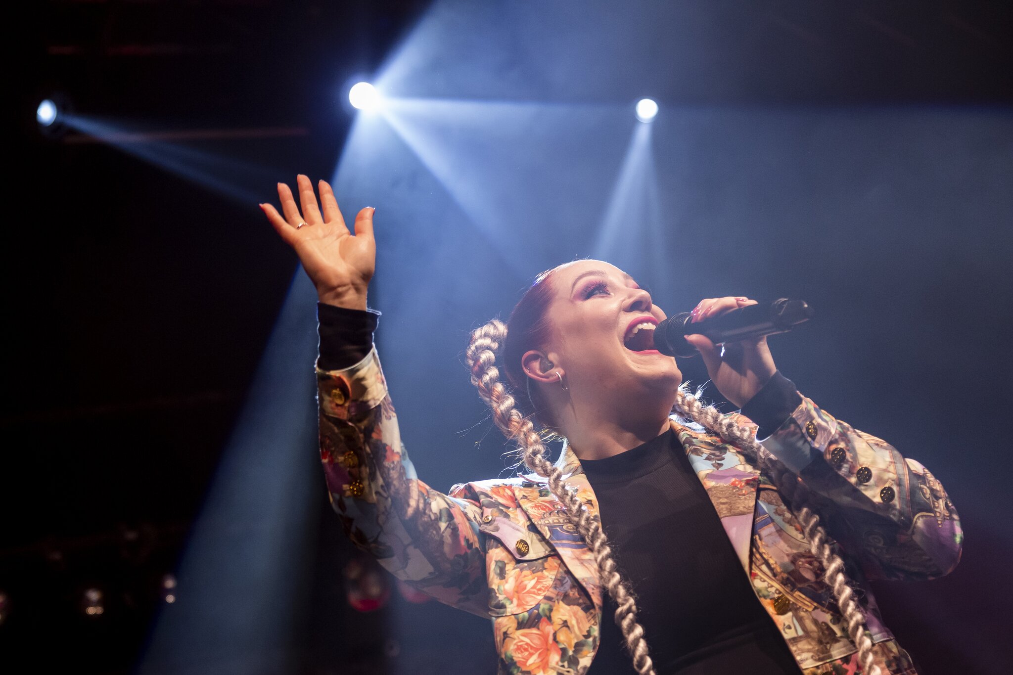 Für die Ukraine: Funk und Pop von Helena May live im Penzinger Reigen ...