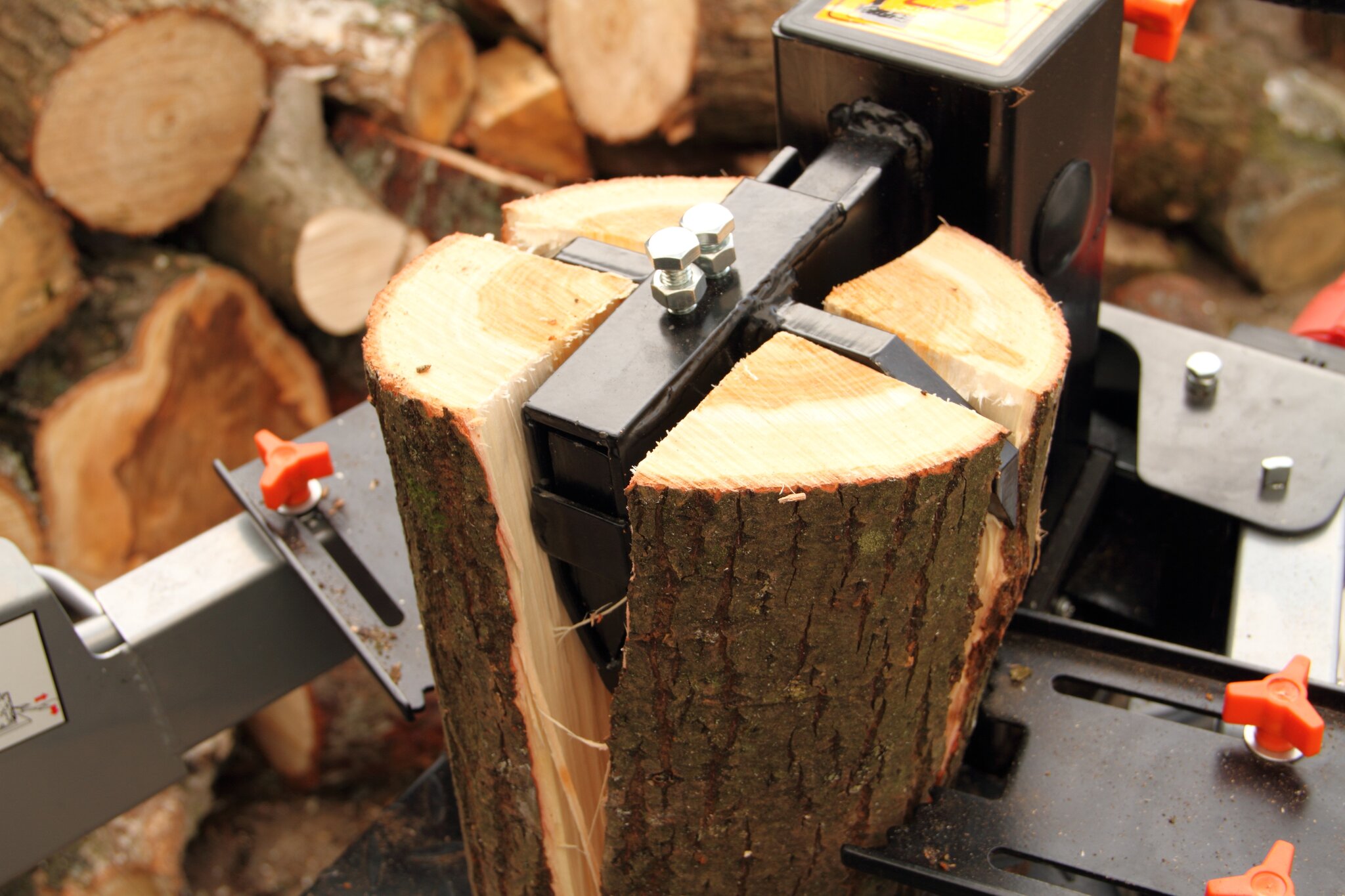 Bei Unfall schwer verletzt: Bauer (69) geriet mit Hand in Holzspalter - Klagenfurt Land