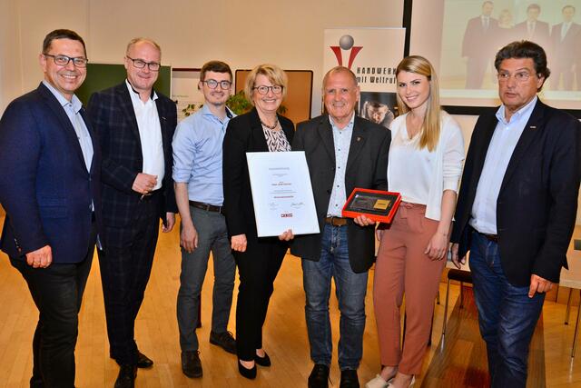 Für Einsatz ausgezeichnet: Bezirksobermeister Peter Pachner übergibt ...