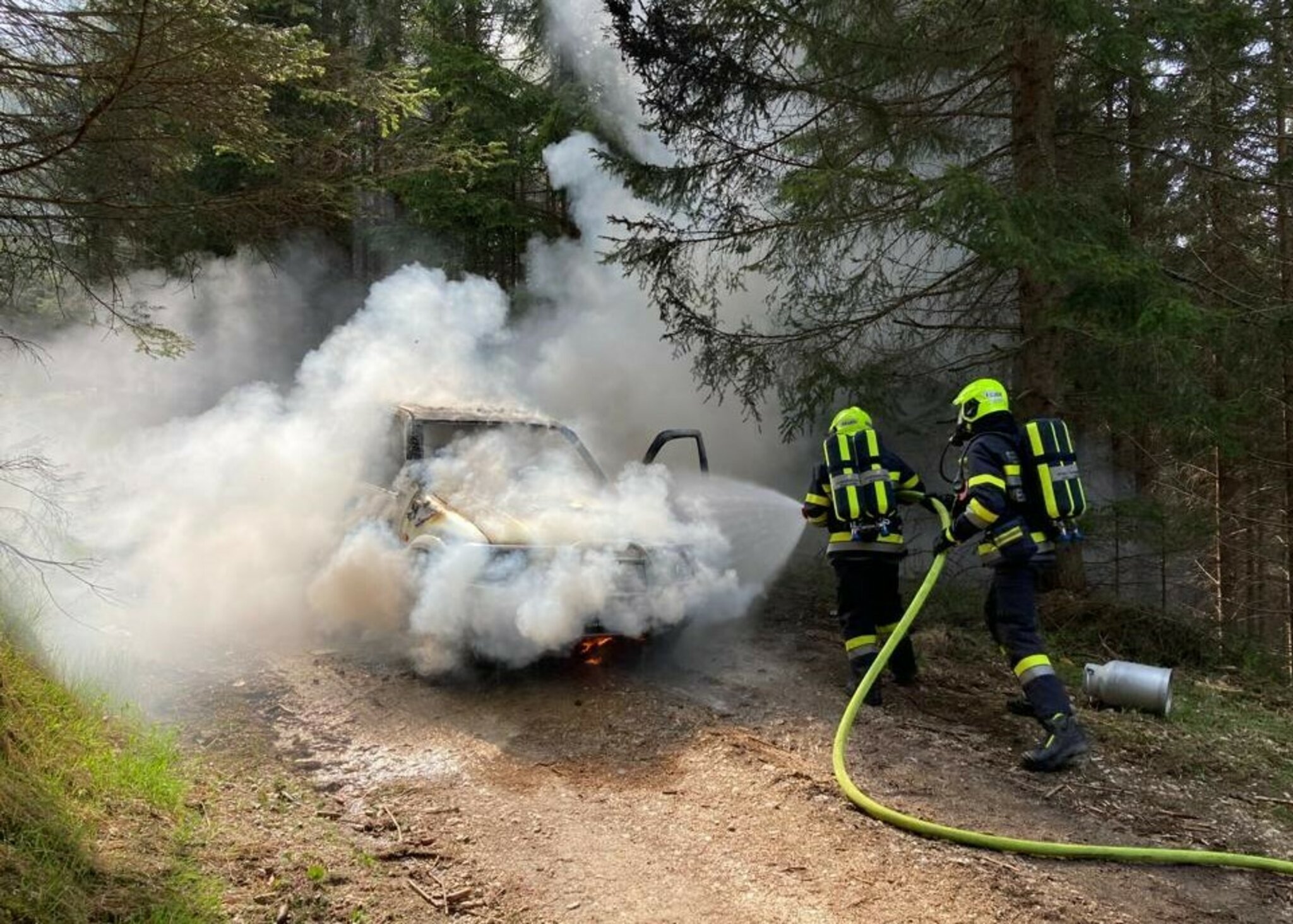 Suche nach Einsatzort: Feuerwehr fand brennendes Auto auf Forststraße - Mürztal