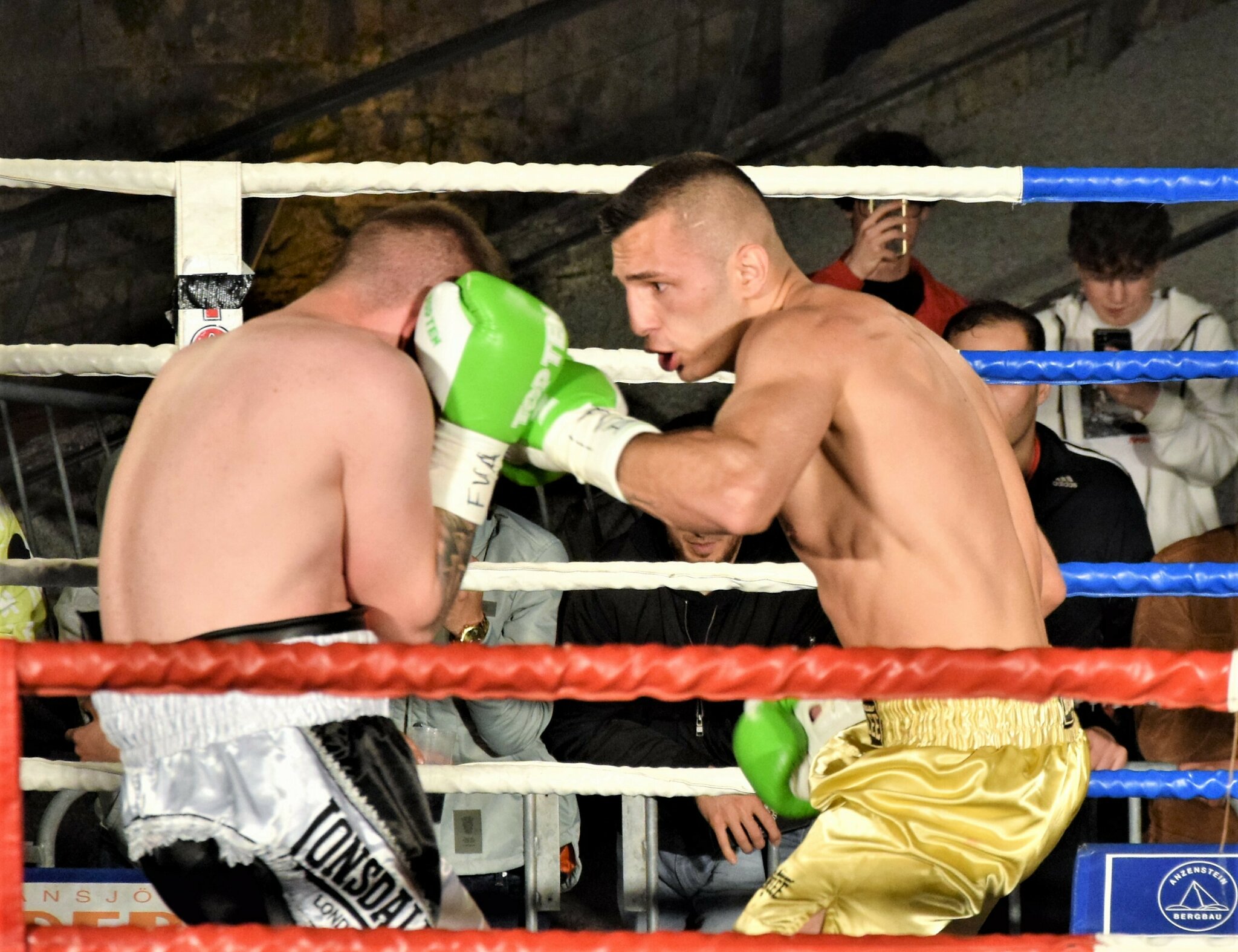 Boxkampf: Edin Avdic gewinnt heimischen Profiboxkampf - Kufstein
