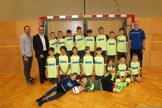 Laa: Erste Bank sponsert Dressen für U13-Fußballmannschaft - Mistelbach