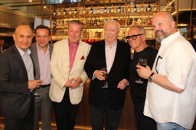 Flughafen Wien: Grand Opening mit Wolfgang Puck im neuen Restaurant ...