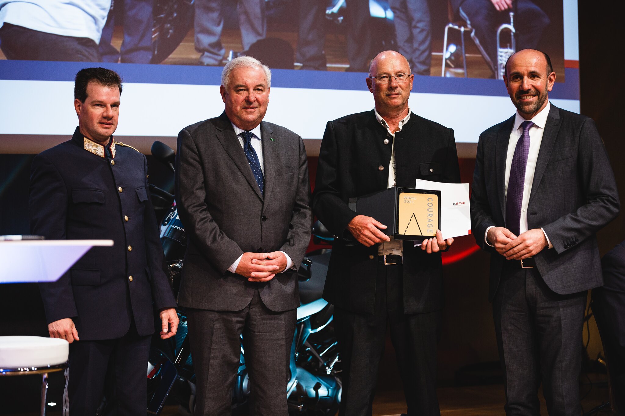 Polizei-Auszeichnung für Zeugen: Erich Hammer erhält Courage-Trophäe ...