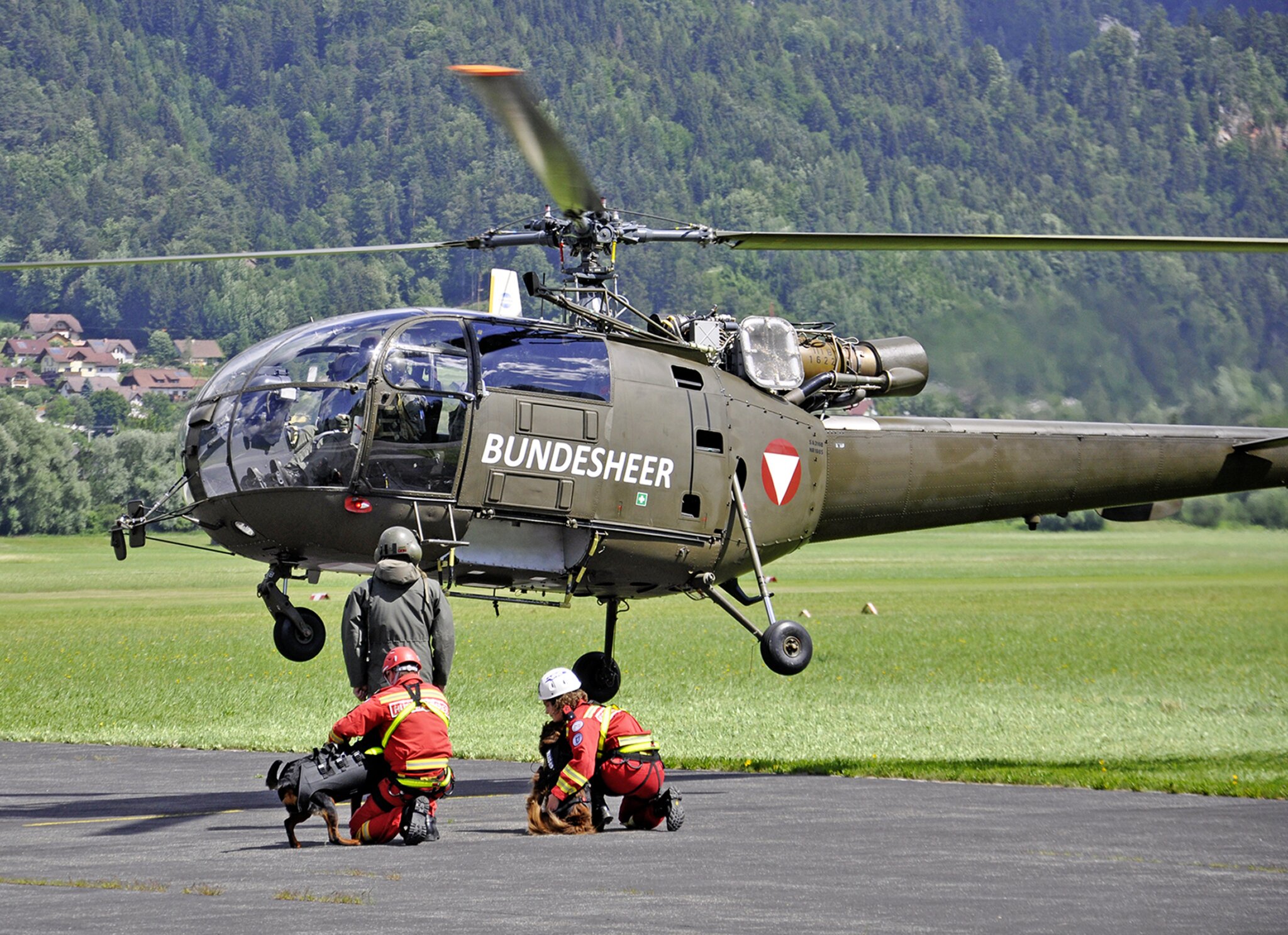 Großeinsatz: Bundesheer-Hubschrauber birgt verletzten Alpinisten - Murtal