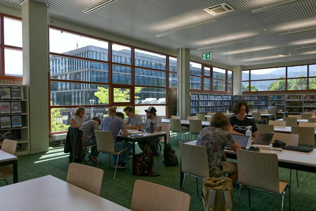 Modernes Lern- und Lesezentrum: Uni Innsbruck eröffnet ...