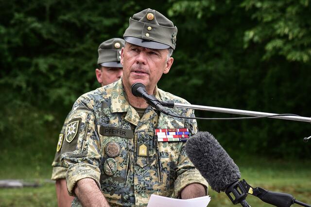 Festakt: Kommando der 6. Gebirgsbrigade an Brigadier Pfeifer übergeben ...