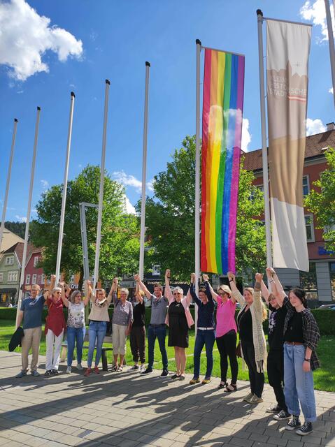 Ein Zeichen für LGBTQIA im Pride Monat: Das Symbol für Offenheit ...
