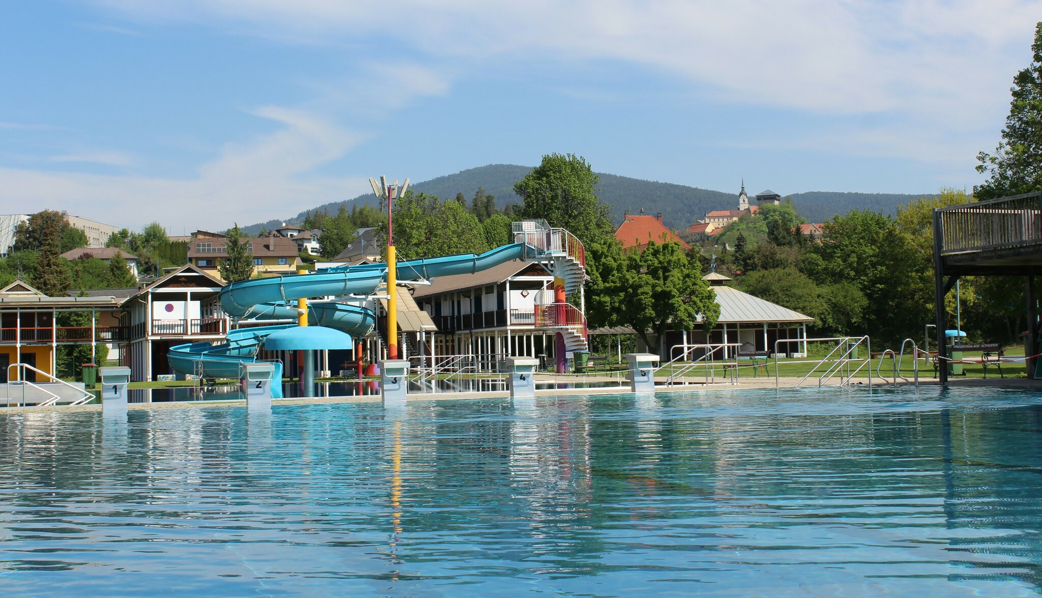 L(i)ebenswertes Althofen: Neue begrünte Parkplätze beim Freibad - St. Veit