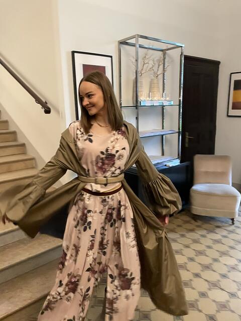 Foto-Serie: Model Laura Bilgeri zeigt Mode im Palais Arenberg ...