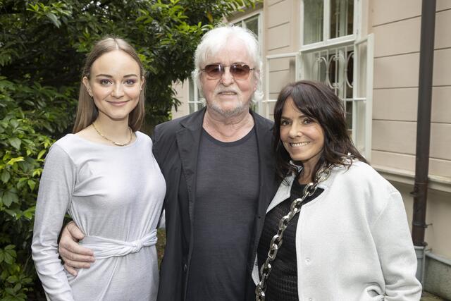 Foto-Serie: Model Laura Bilgeri zeigt Mode im Palais Arenberg ...