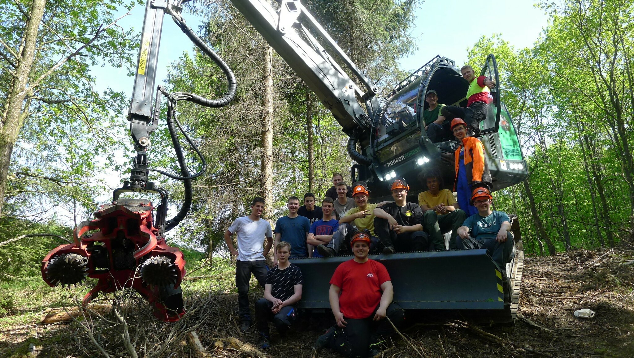 Moderne Forsttechnik für SchülerInnen: Fachschule Warth: Harvester bei ...