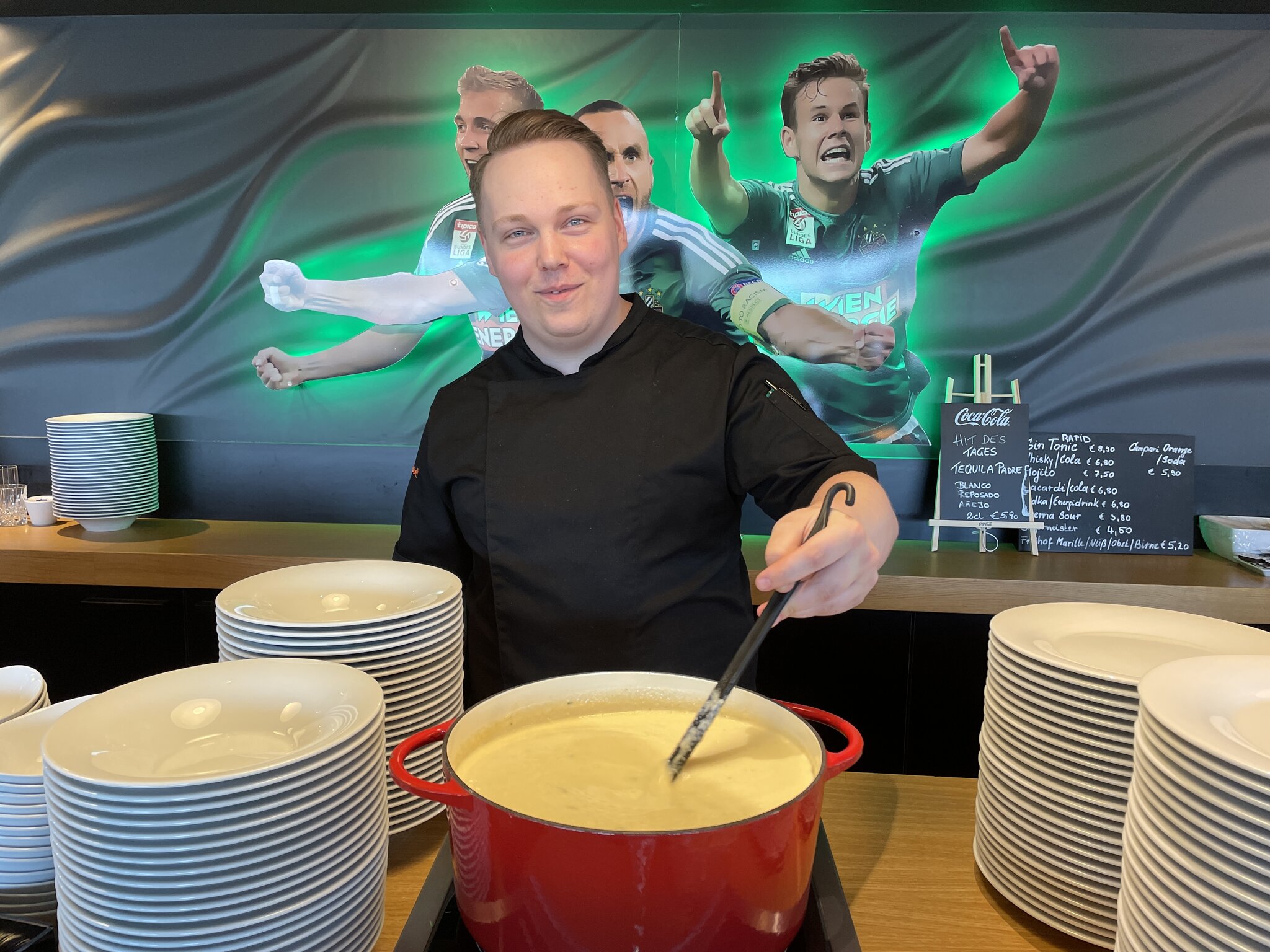 Allianz Stadion: Das Rapid Buffet in Grün-Weiß hat fast täglich ...