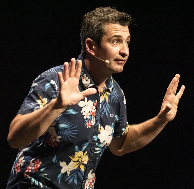 Kottingbrunn: Omar Sarsam begeisterte mit Kabarettprogramm Sonderklasse ...