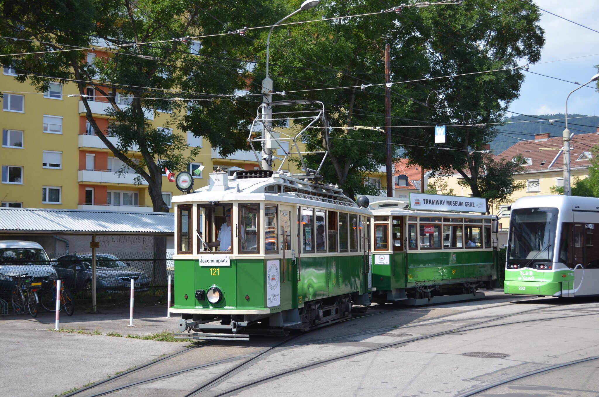 Sightseeing wie damals: Oldtimer-Bim und Schwarzl-Shuttle sind zurück ...