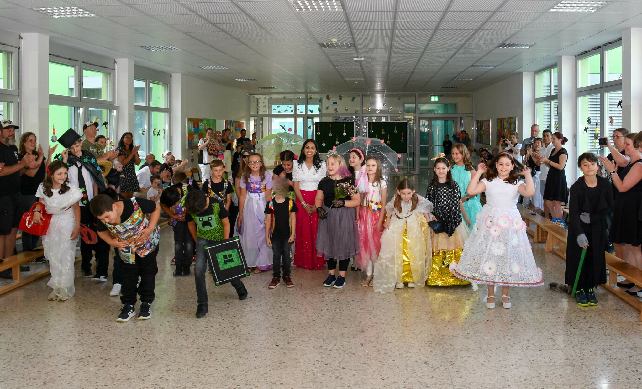 VS Rhezakgasse: Kinder präsentieren Mode aus Abfallmaterialien - Simmering