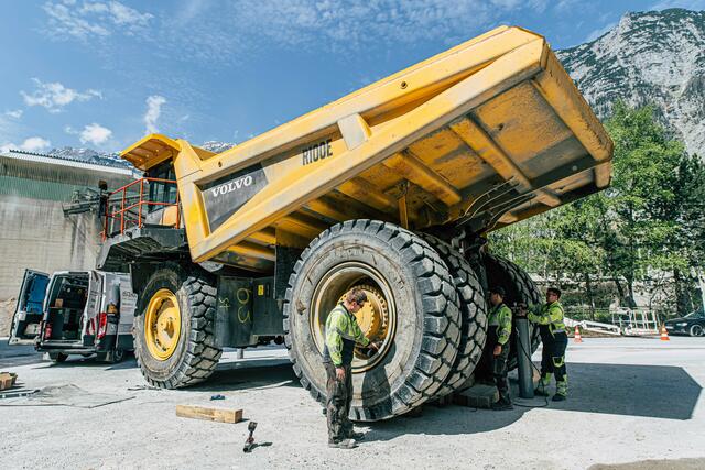 Der Muldenkipper R100 von Volvo: Ein Gigant unter den Baumaschinen ...