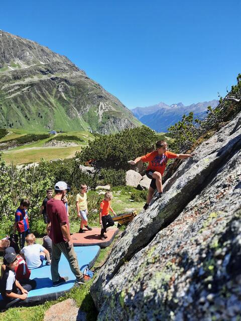 240 Schüler am Fels: Boulder Experience in Galtür mit Kletterguru Bernd ...