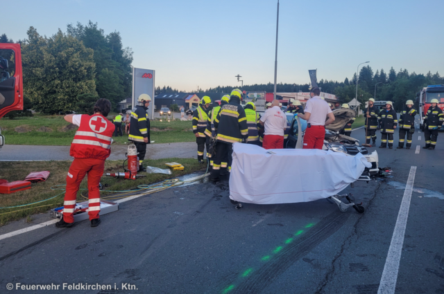 Verkehrsunfall in Feldkirchen: Zwei PKW kollidierten auf Kreuzung - Feldkirchen