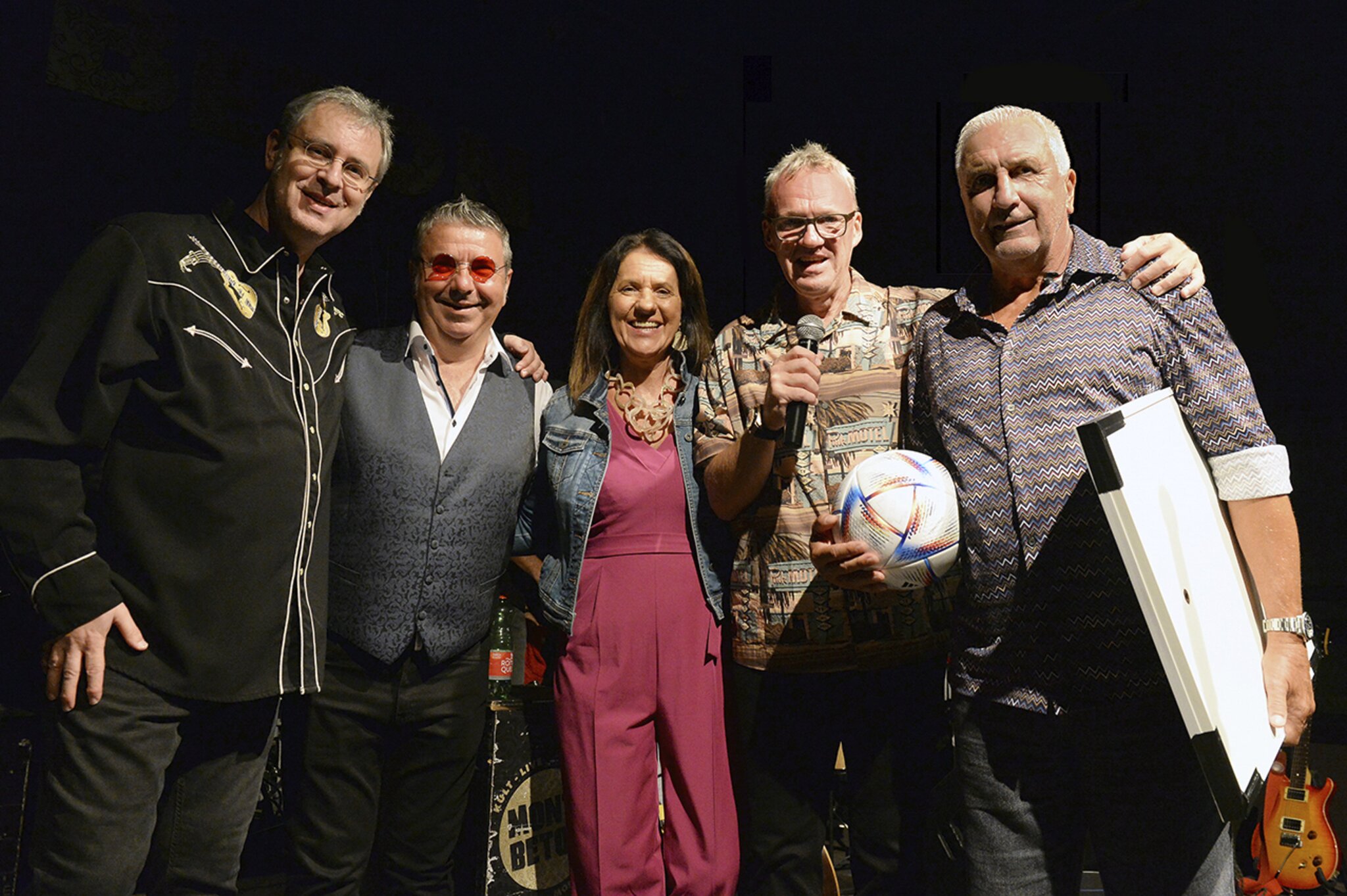 Prominenz in Pörtschach: Eine Fußballlegende singt in der Tennis-Arena ...