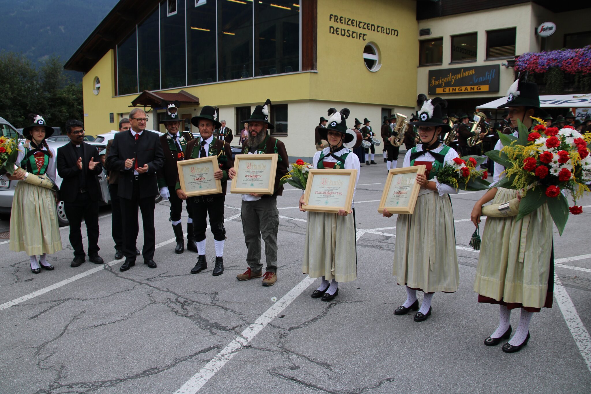 Hoher Frauentag in Neustift: Frühschoppen und Ehrungen am Hohen ...