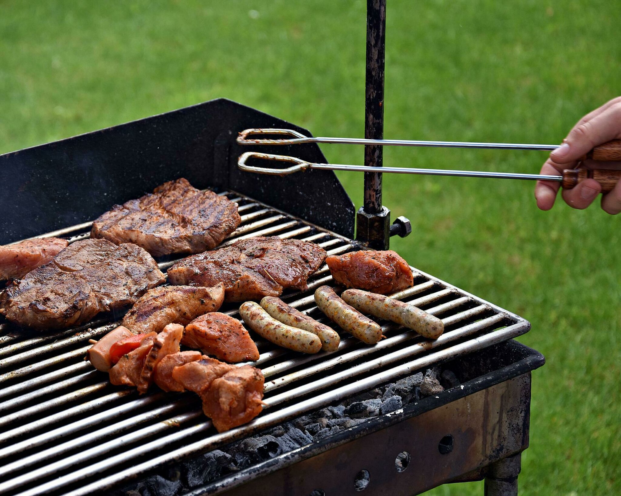 Bei der Laabacher Weinschenke: Kunst und Grillerei auf der Wiesen ...