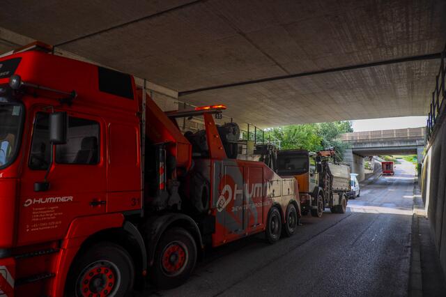 Bahnbrücke in Edt bei Lambach gerammt: Lkw-Ladekran war nicht eingefahren - Wels & Wels Land