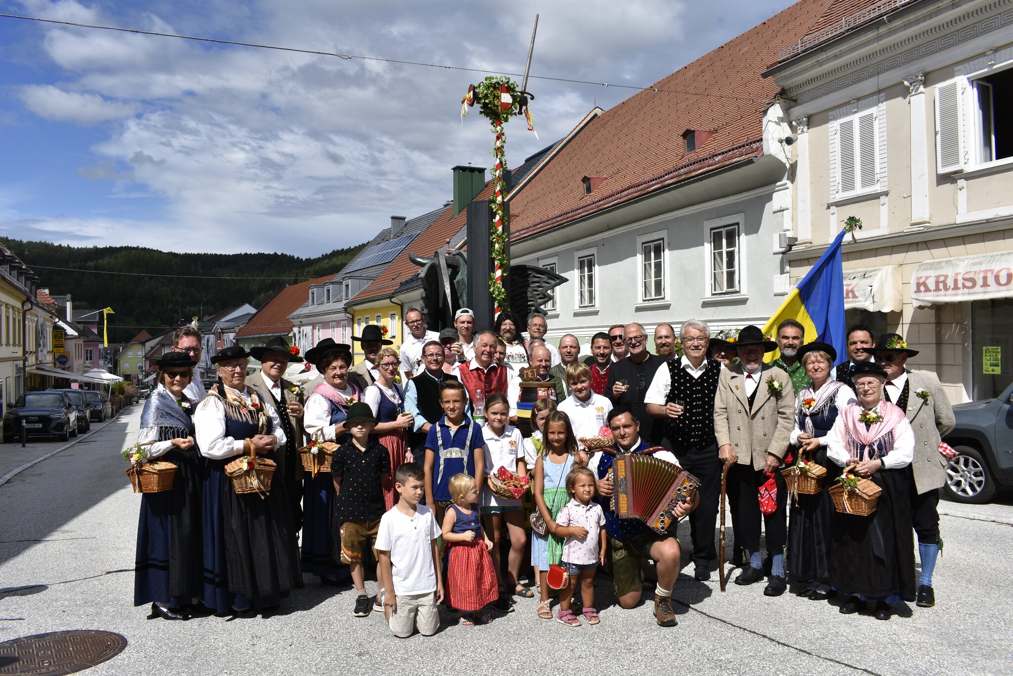 Bleiburg: Die Freyung ist aufgestellt – die Wiesenmarktzeit beginnt ...