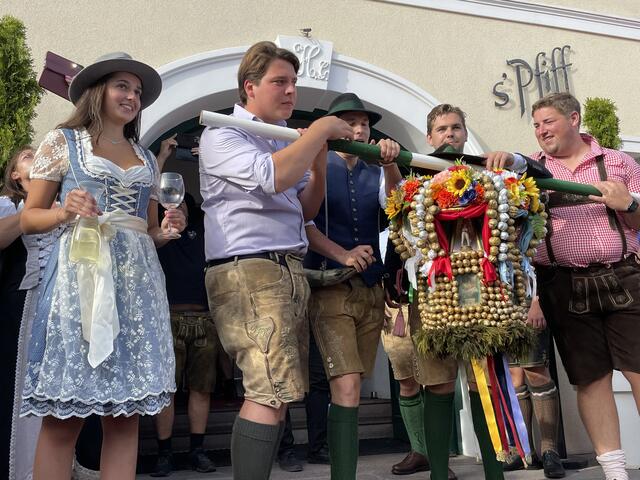Bildergalerie & Videos: Das war der erste Tag am Neustifter Kirtag 2022 ...
