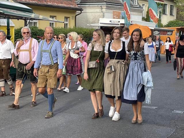 Bildergalerie & Videos: Das war der erste Tag am Neustifter Kirtag 2022 ...