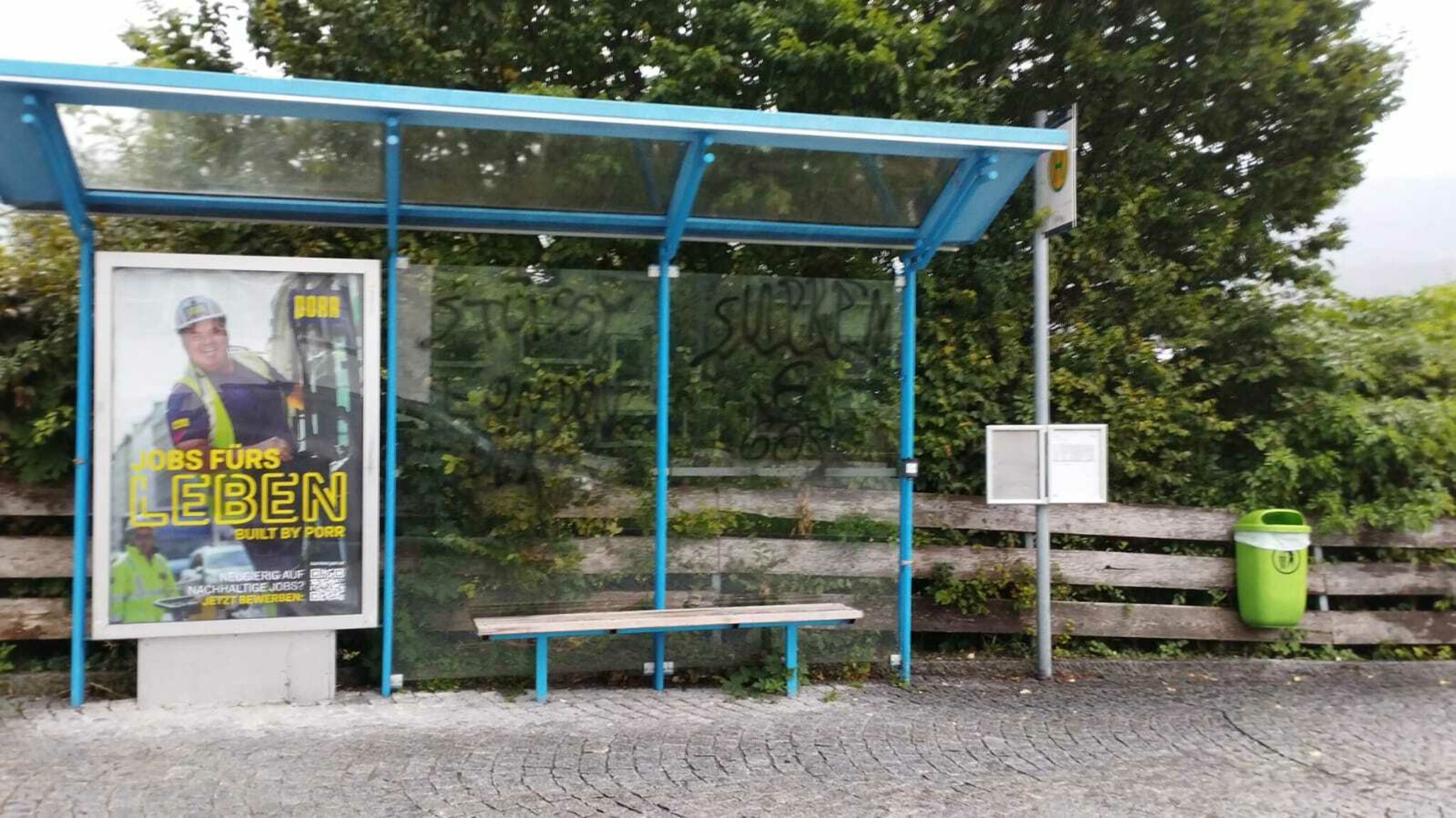 Vandalenakt: Bushaltestelle in Mils mit Sprühlack beschmiert - Hall-Rum