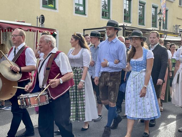 Bildergalerie & Videos: Das war der erste Tag am Neustifter Kirtag 2022 ...
