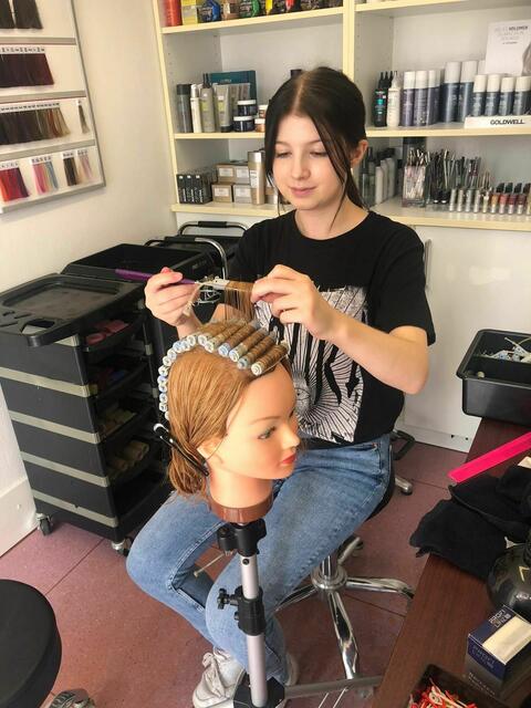 Lehre zur Friseurin: Mehr als nur Haare schneiden! - Ried