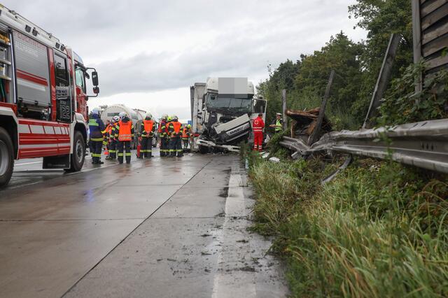 Schwerer Unfall in Ansfelden: Lkw-Sattelzug krachte in Lärmschutzwand ...