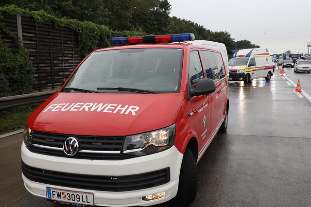 Schwerer Unfall in Ansfelden: Lkw-Sattelzug krachte in Lärmschutzwand ...
