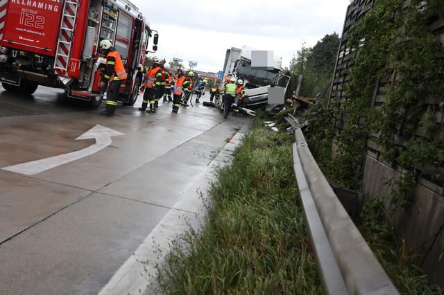 Schwerer Unfall in Ansfelden: Lkw-Sattelzug krachte in Lärmschutzwand ...