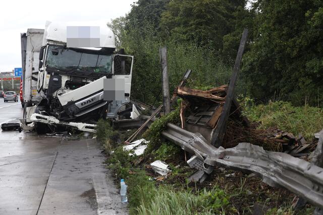 Schwerer Unfall in Ansfelden: Lkw-Sattelzug krachte in Lärmschutzwand ...