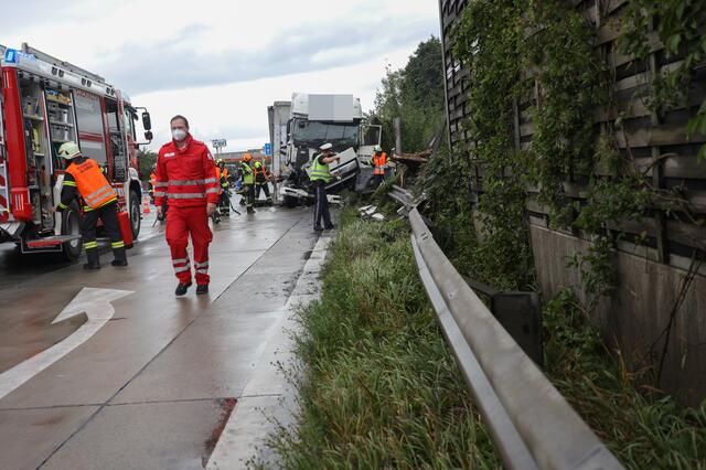 Schwerer Unfall in Ansfelden: Lkw-Sattelzug krachte in Lärmschutzwand ...
