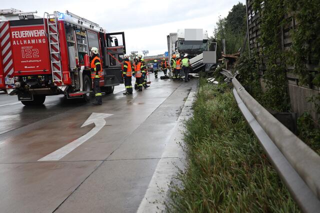 Schwerer Unfall in Ansfelden: Lkw-Sattelzug krachte in Lärmschutzwand ...