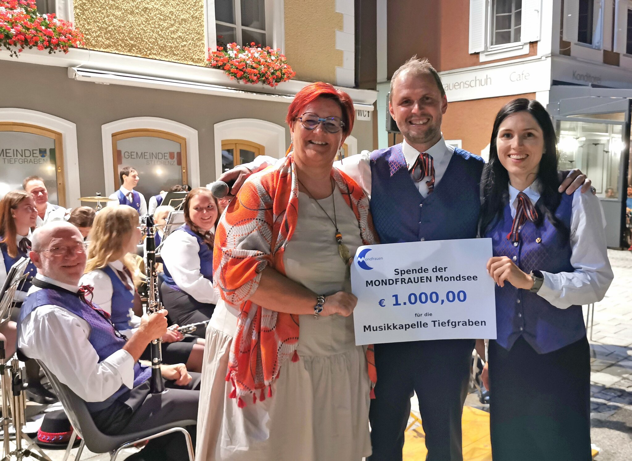1.000 Euro gespendet: Mondseer Mondfrauen unterstützen Musikkapelle ...