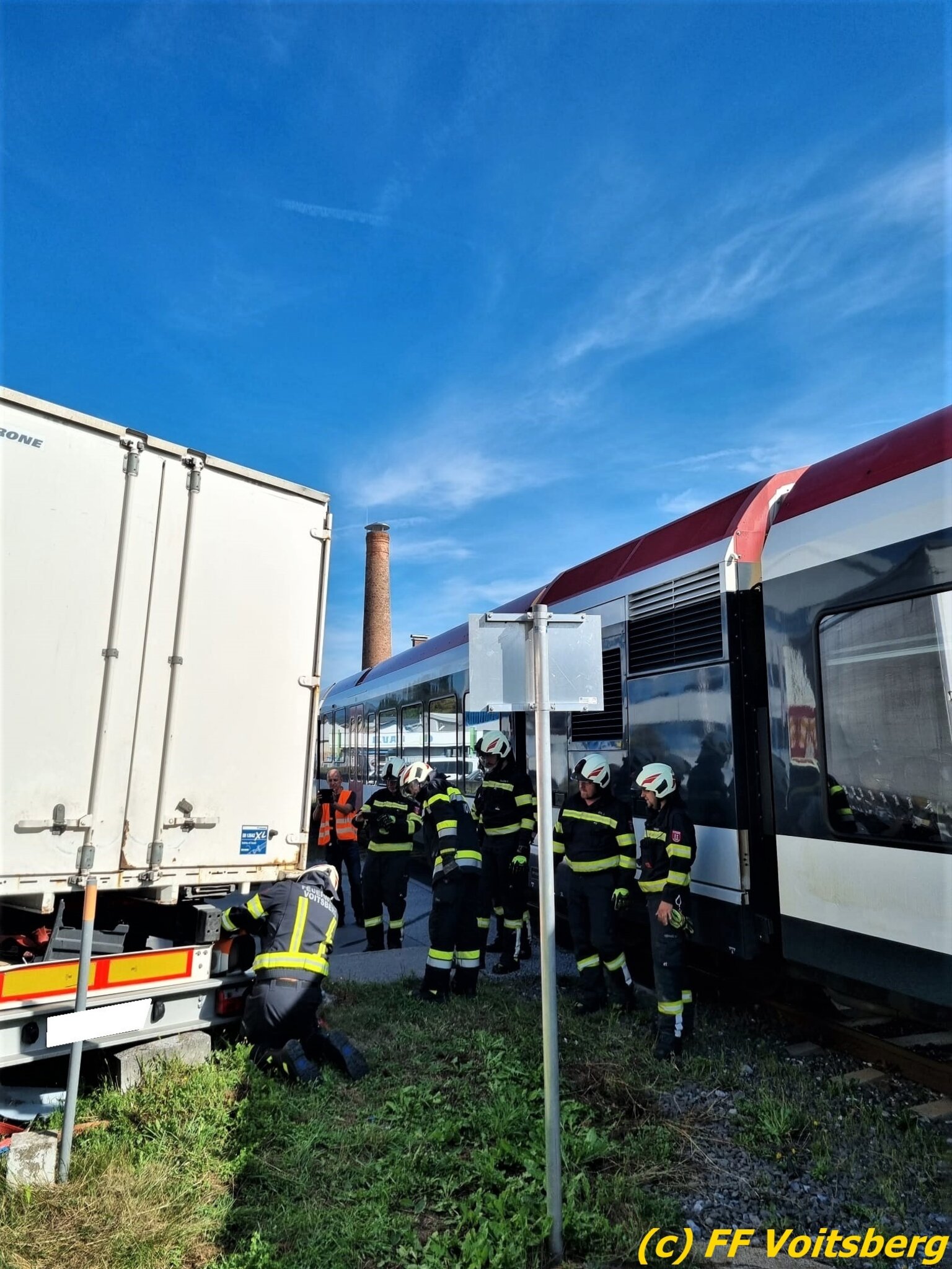 Voitsberg - Kowaldstrasse: LKW-Zug gegen GKB-Personenzug - Voitsberg