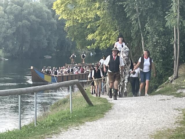 Stadl Paura ehrt Tradition: Historischer Gegenzug auf der Traun - Wels ...