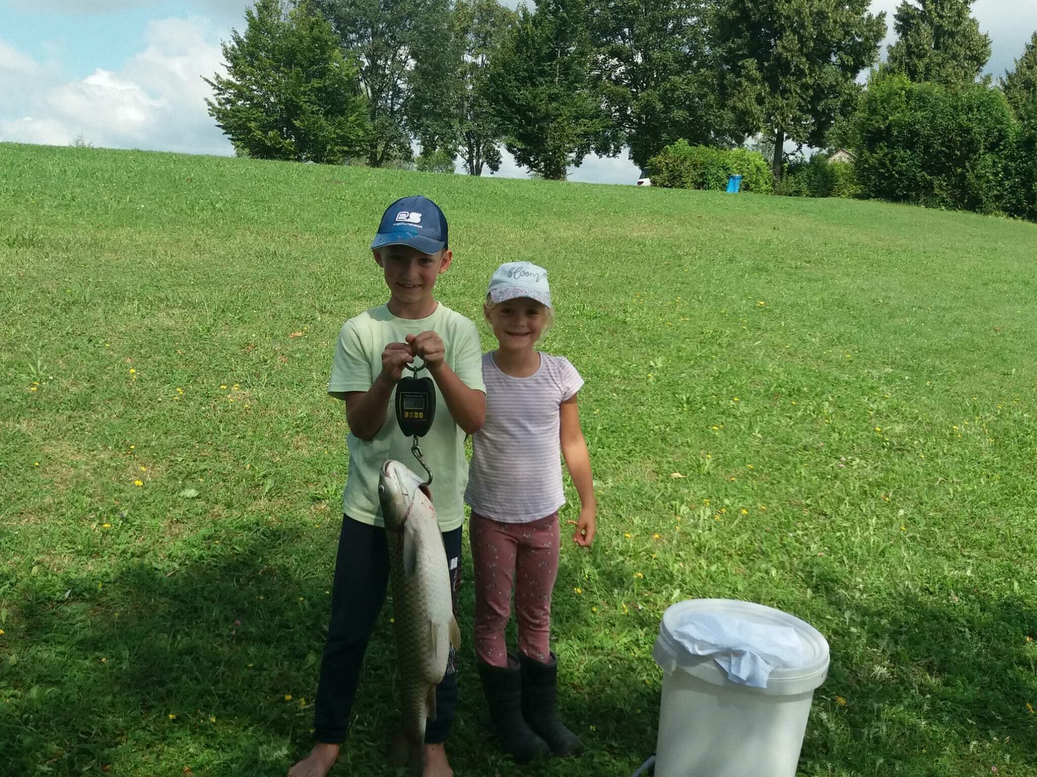 Ferienprogramm: Karoline Berger fing 5,10 Kilo schweren Amurkarpfen ...