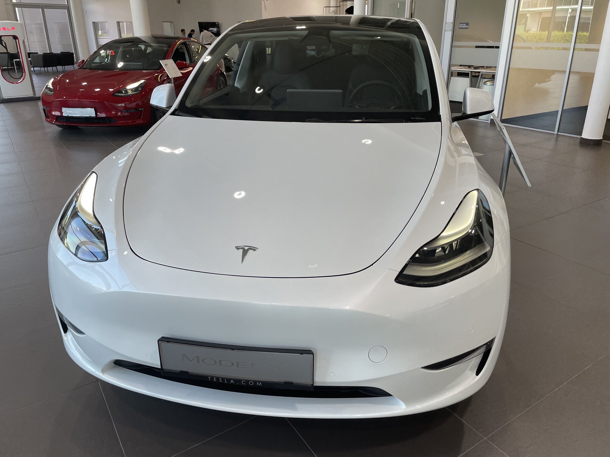 Tesla: Tesla eröffnet neuen Standort in Leonding - Linz-Land