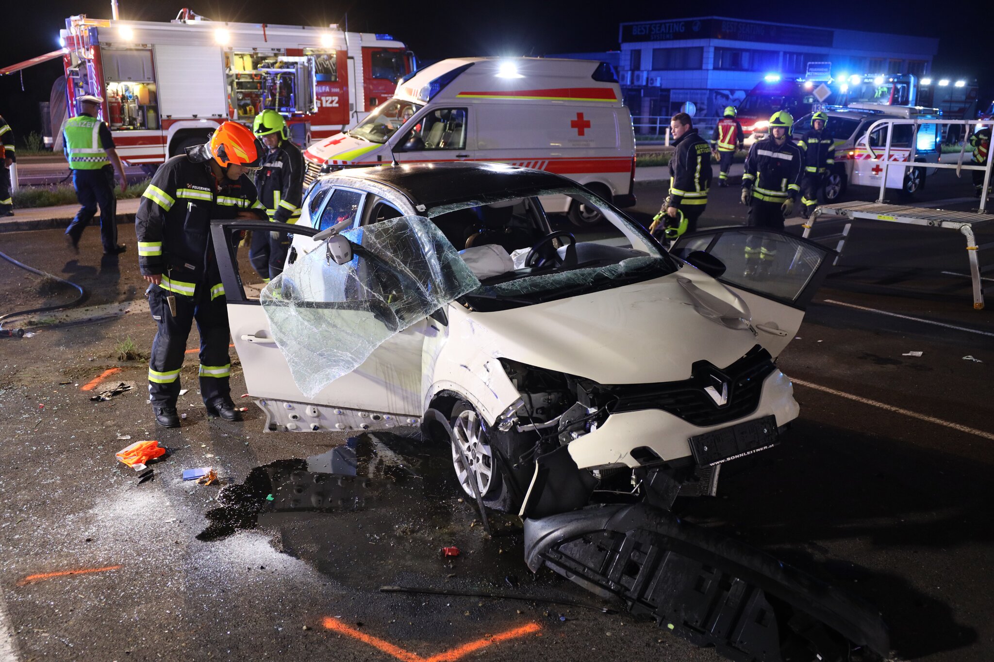 Schwerer Unfall in Ansfelden: Alkolenkerin aus Unfallwrack befreit ...