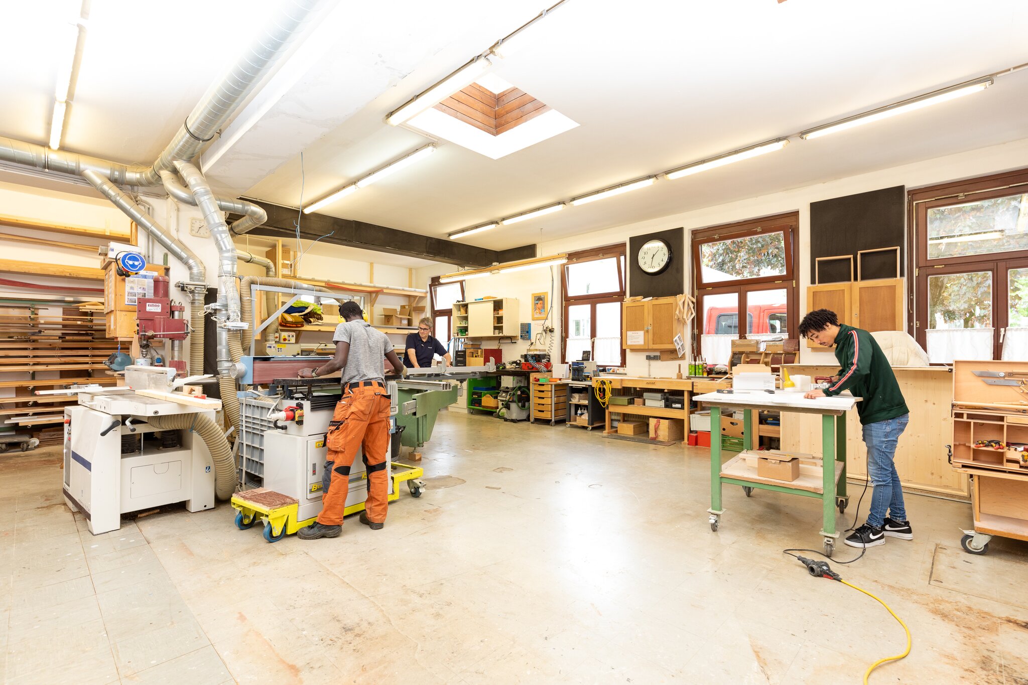 Lehre und Beschäftigung: Ein Blick in die Tischlerei des Vereins "erfa ...