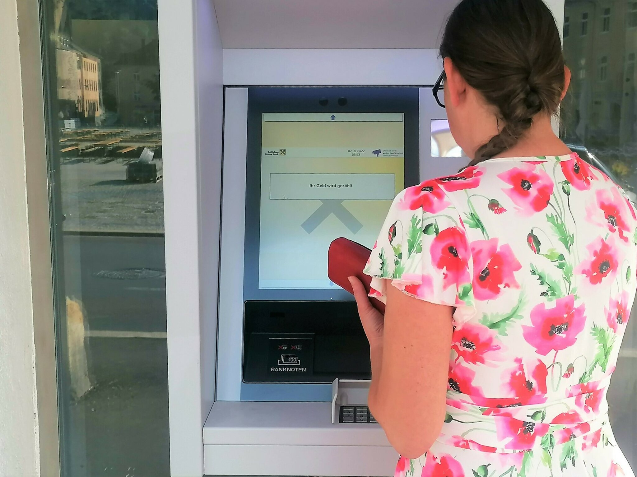 Erster Outdoor-Cash-Recycler: Geldeinzahlung über die Straße möglich ...