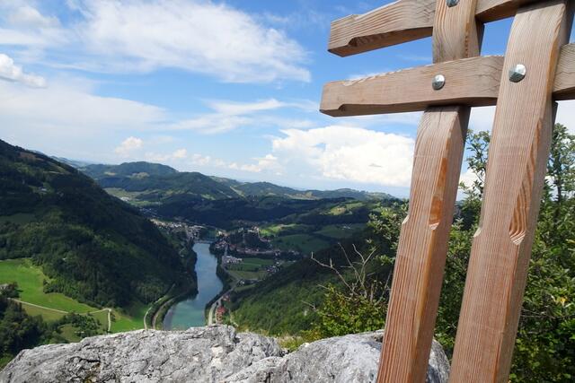 In der kleinen Bergwelt von OÖ: Neues Gipfelkreuz hoch über der Enns ...