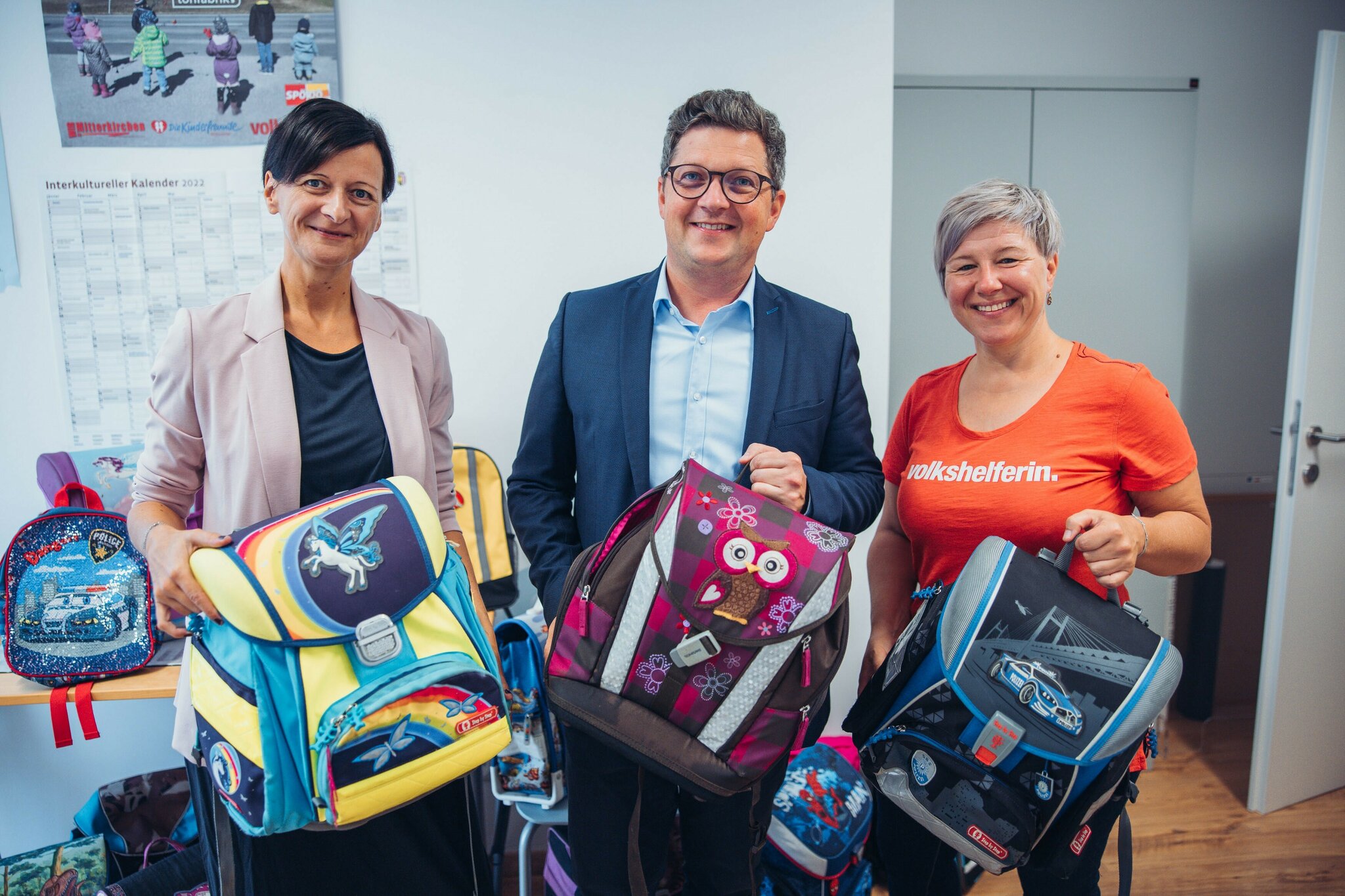 Schulstartpaket und Schultaschenaktion: Lindner besucht Ausgabestelle ...