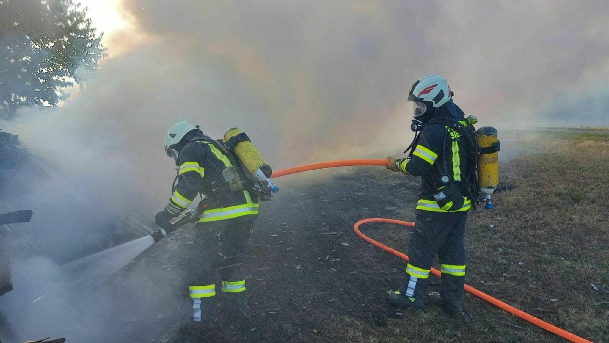 Drei Feuerwehren im Einsatz: Holzstoßbrand in Siegendorf - Eisenstadt